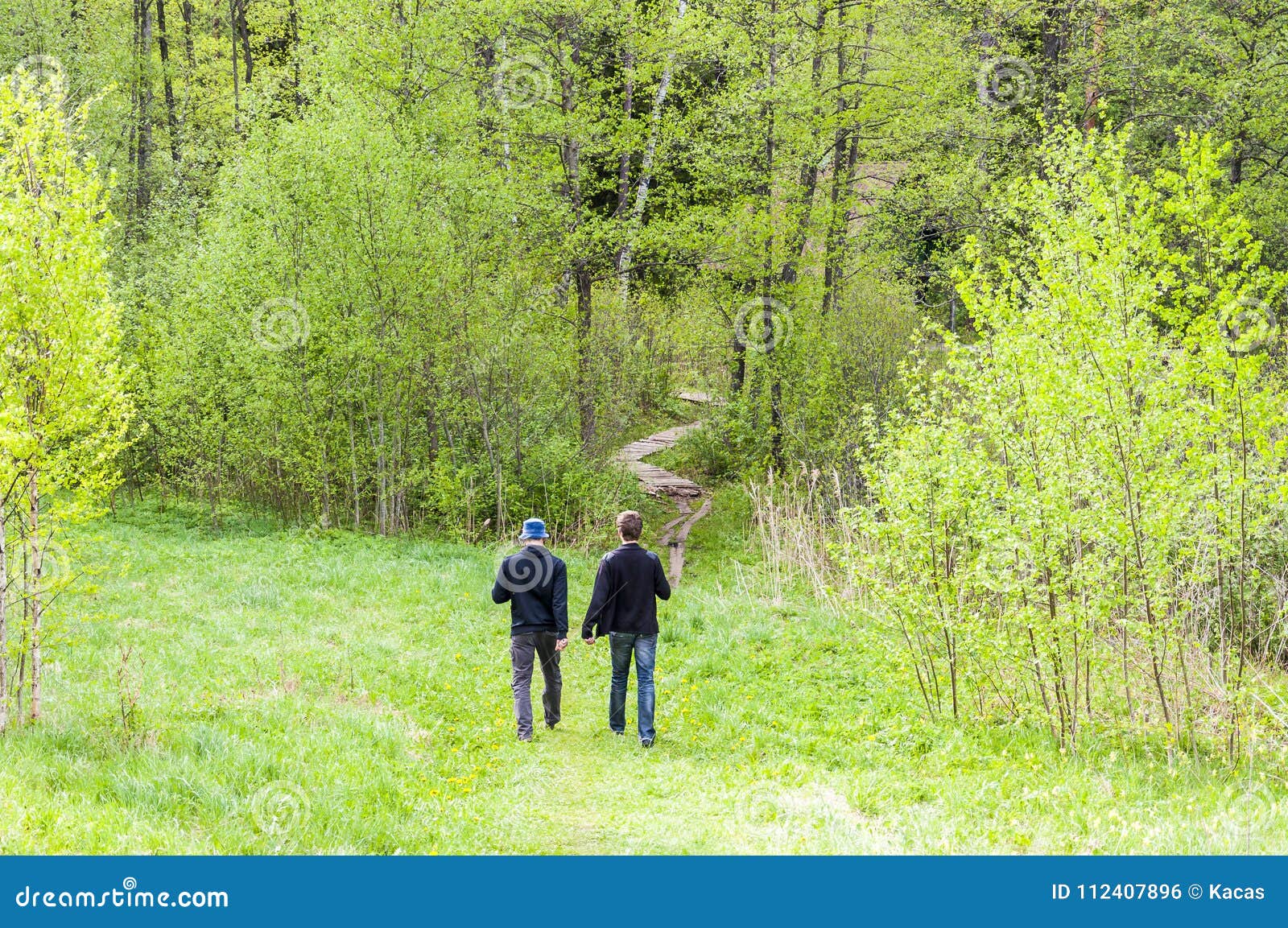 Twee Mensen Die Op Gebogen Weg Lopen in Het Hout Stock Foto - Image of ...