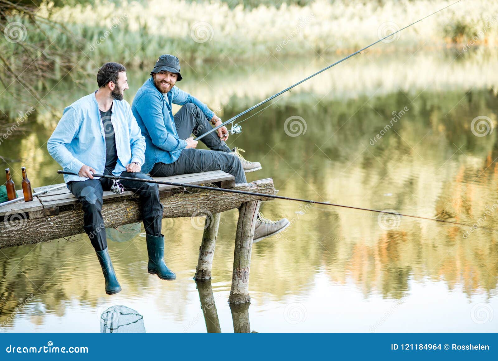 Twee Mensen Die Op Het Meer Vissen Stock Foto - Image of actief, mensen ...
