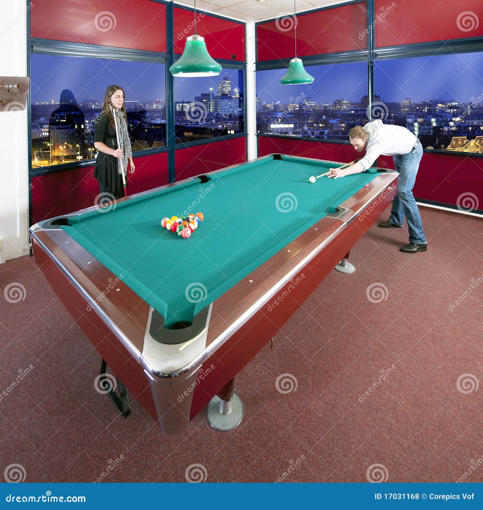 Twee Mensen Die Pool Spelen Stock Foto - Image of staaf, horizon: 17031168