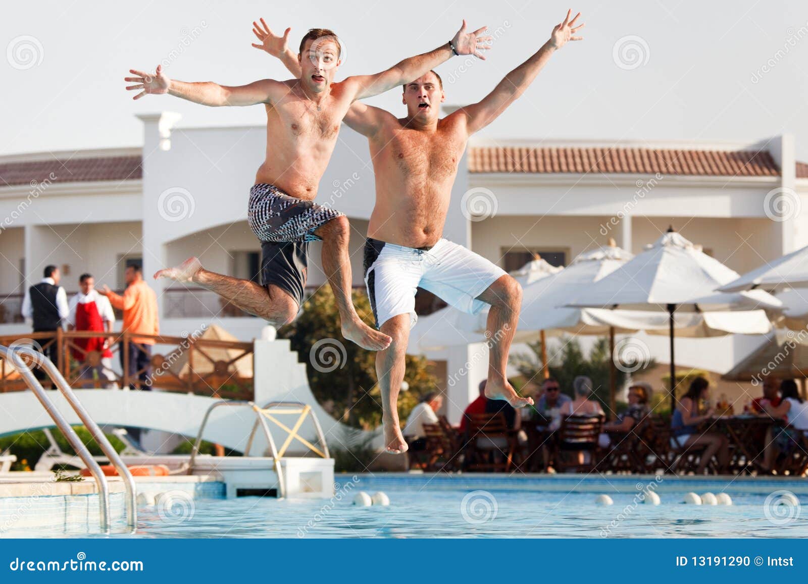 Twee Mensen Die in Zwembad Springen Stock Foto - Image of hotel, actief ...