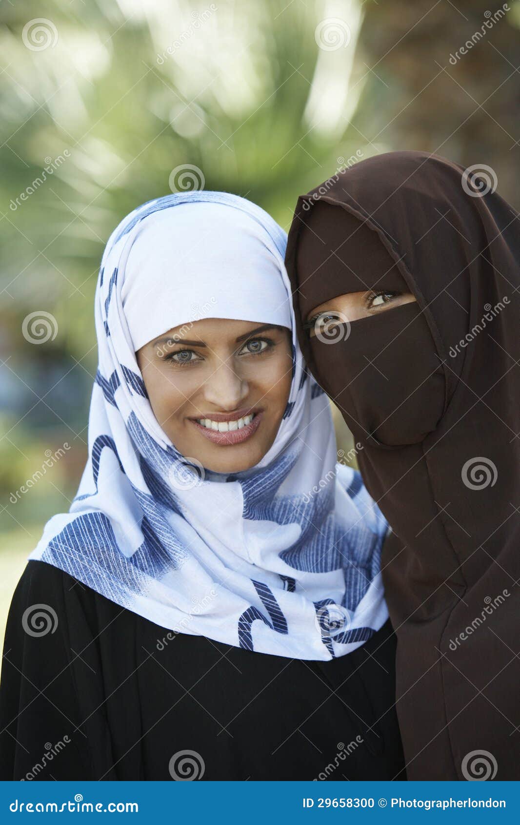 Twee Moslimvrouwen stock foto. Image of portret, verduisterd - 29658300