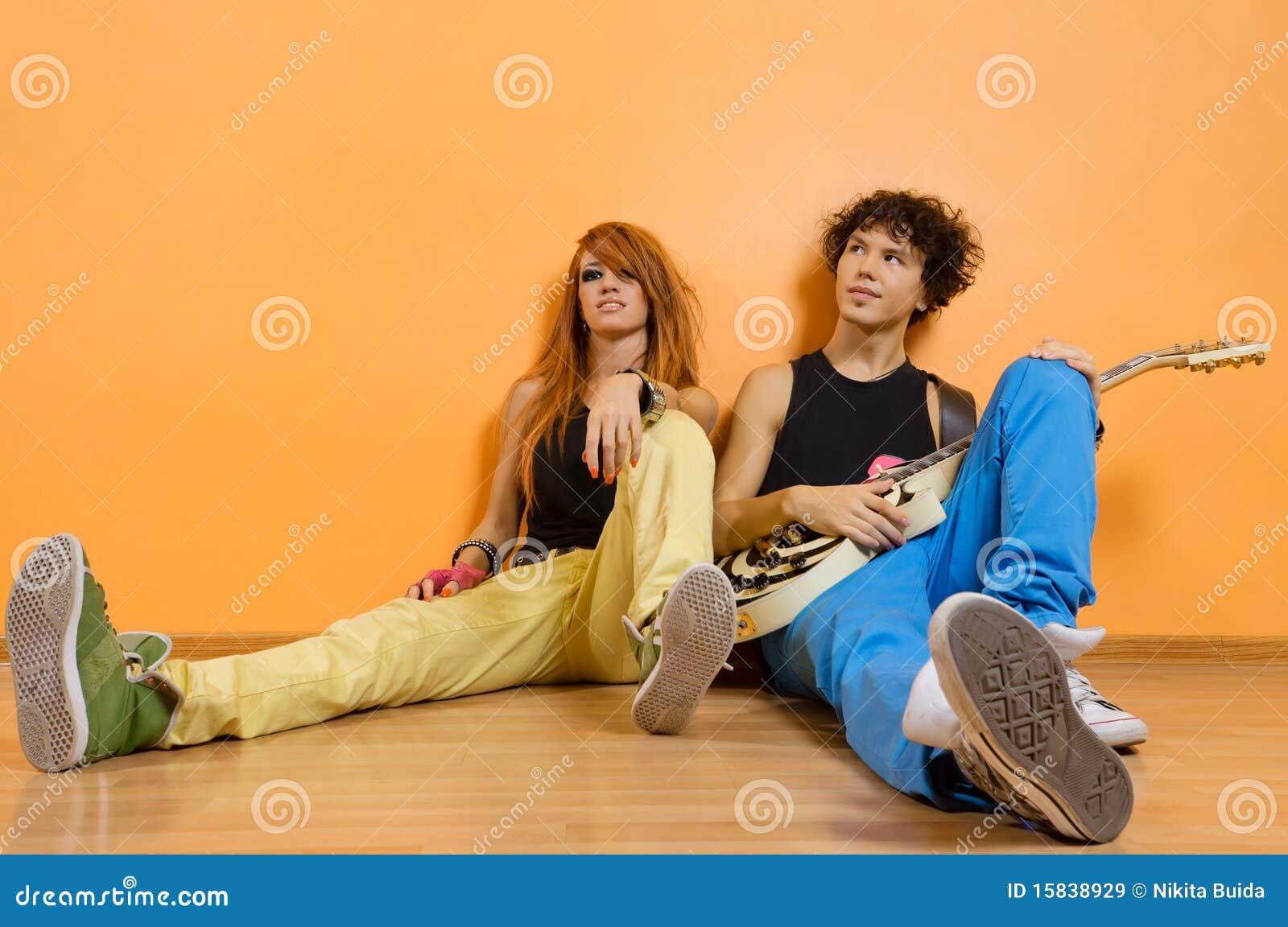 Twee musici het zitten stock afbeelding. Image of vrijetijdsbesteding ...