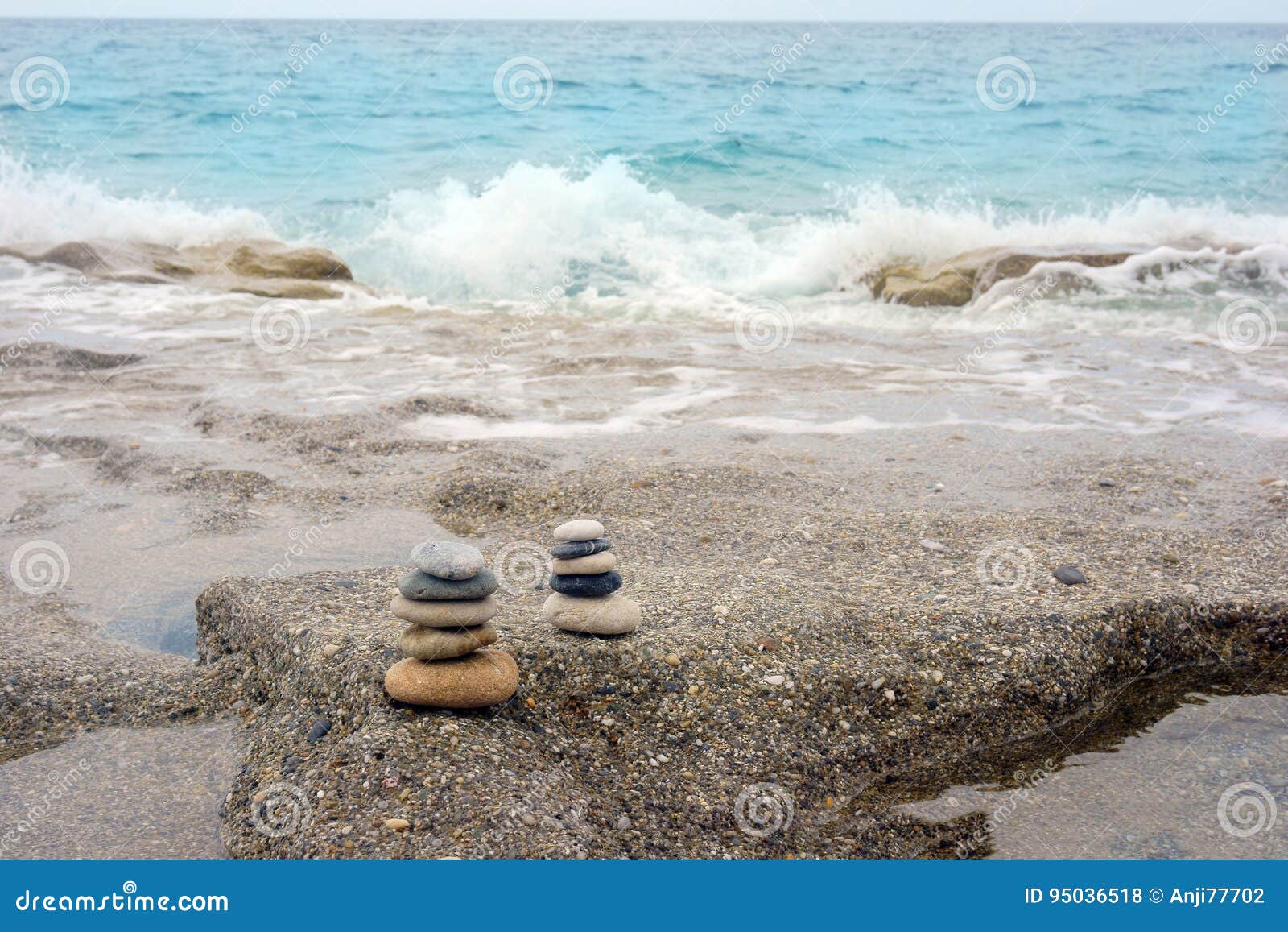 Twee Piramides Van Stenen Op Het Strand Stock Foto - Image of mensen ...