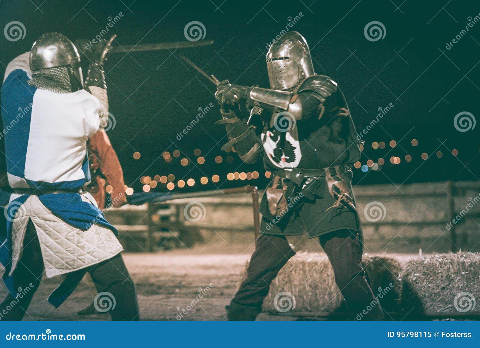 Twee ridders het vechten stock afbeelding. Image of moed - 95798115