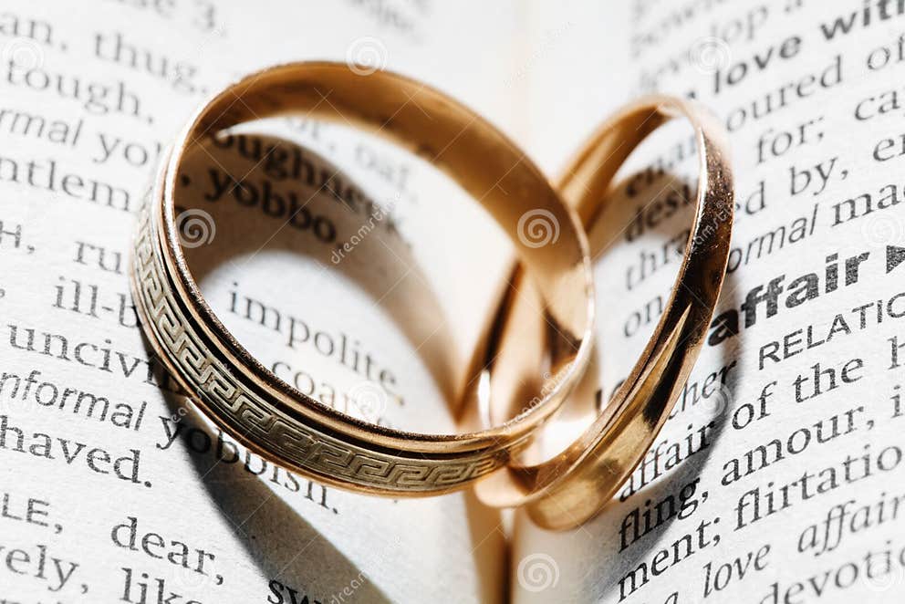 Twee ringen stock afbeelding. Image of metaal, huwelijk - 7627561