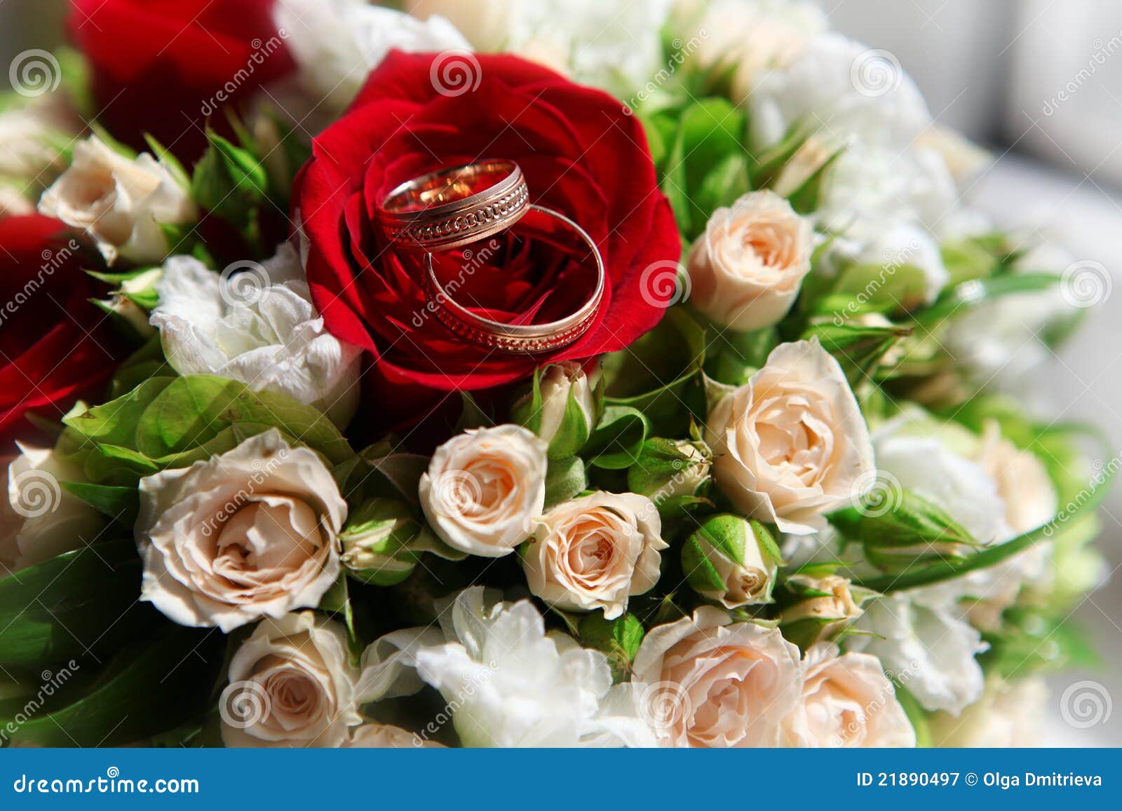 Twee Ringen En Huwelijksboeket Stock Afbeelding - Image of beige ...