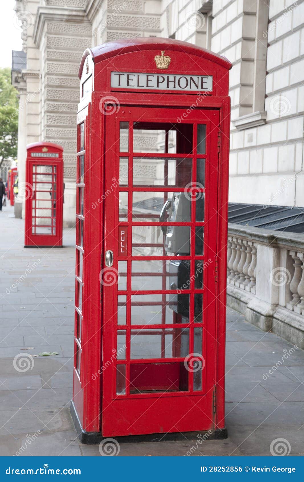 Twee Rode Telefooncellen, Londen Stock Foto - Image of telefoon, rood ...