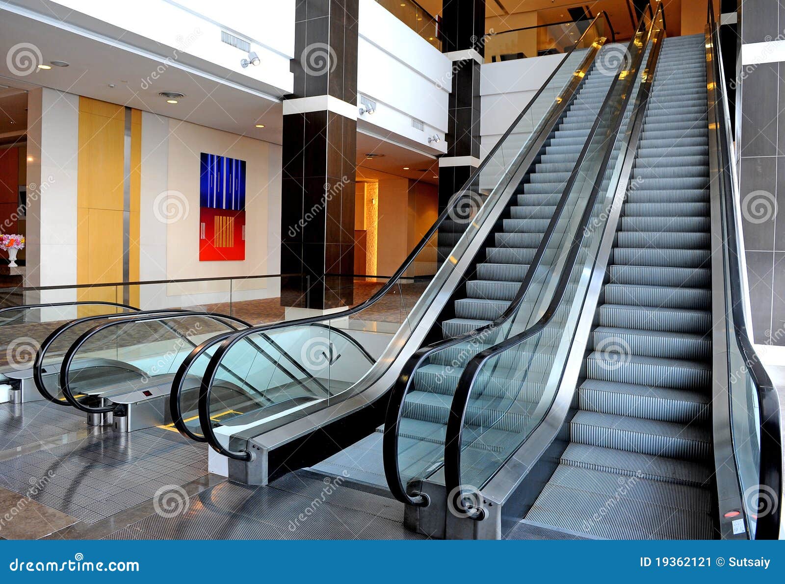 Twee roltrappen stock afbeelding. Image of glas, roltrap - 19362121