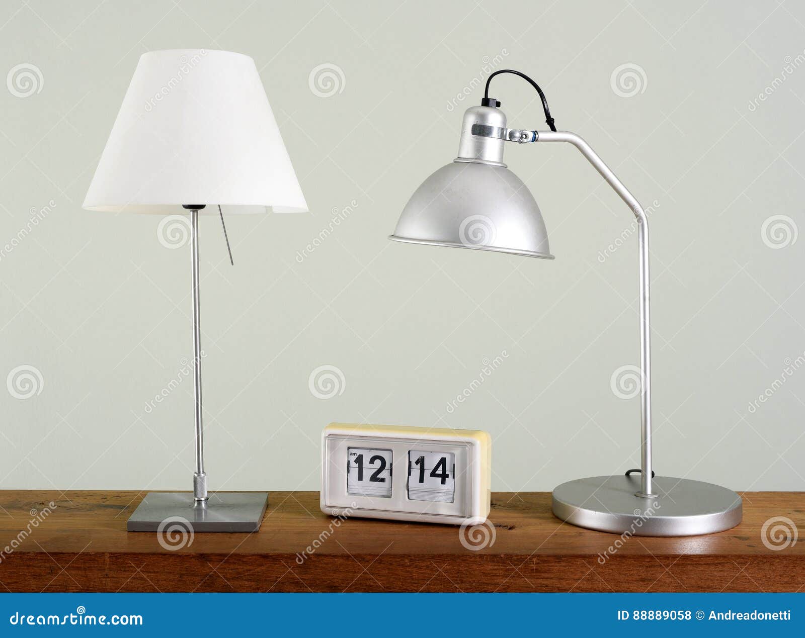 Twee Schemerlampen Op Bureau Met Retro Flip Clock Stock Foto - Image of ...