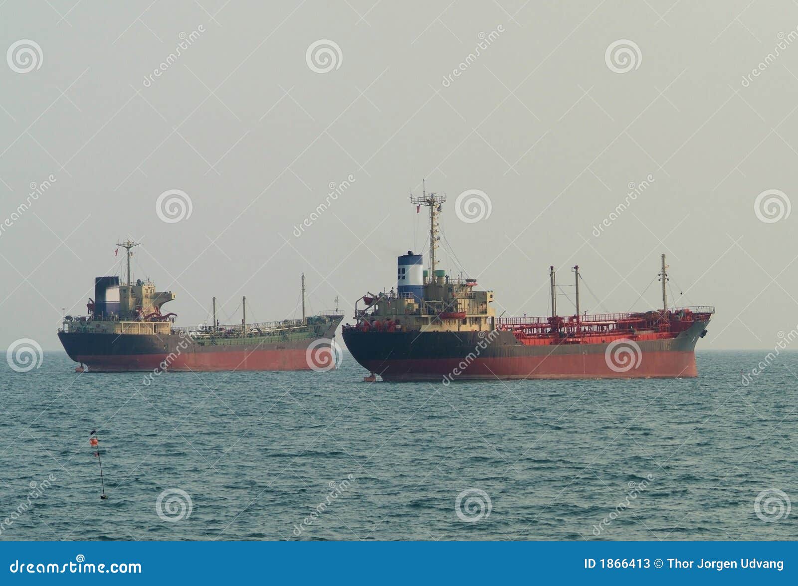 Twee schepen bij anker stock afbeelding. Image of olie - 1866413