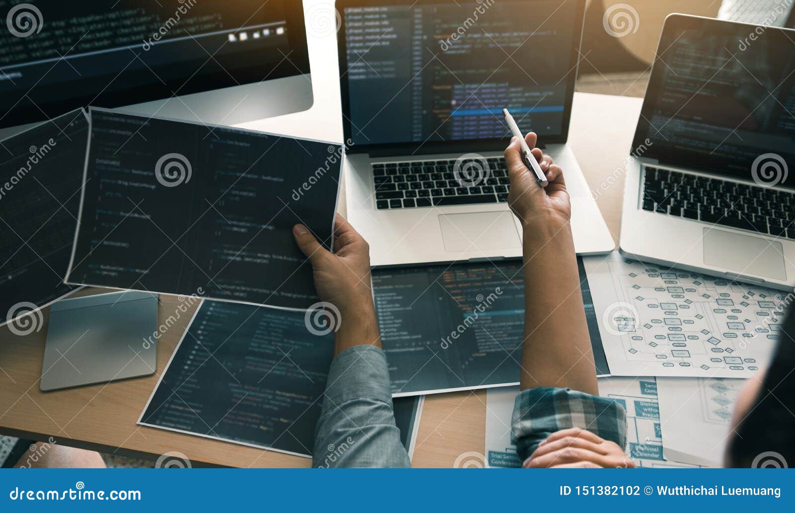 Twee Softwareontwikkelaars Gebruiken Computers Om Samen Met Hun Partner ...