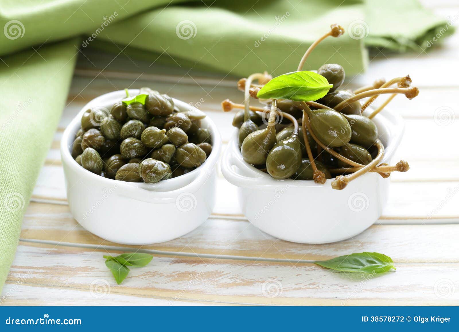 Twee Soorten Ingelegde Kappertjes in Witte Kom Stock Foto - Image of ...