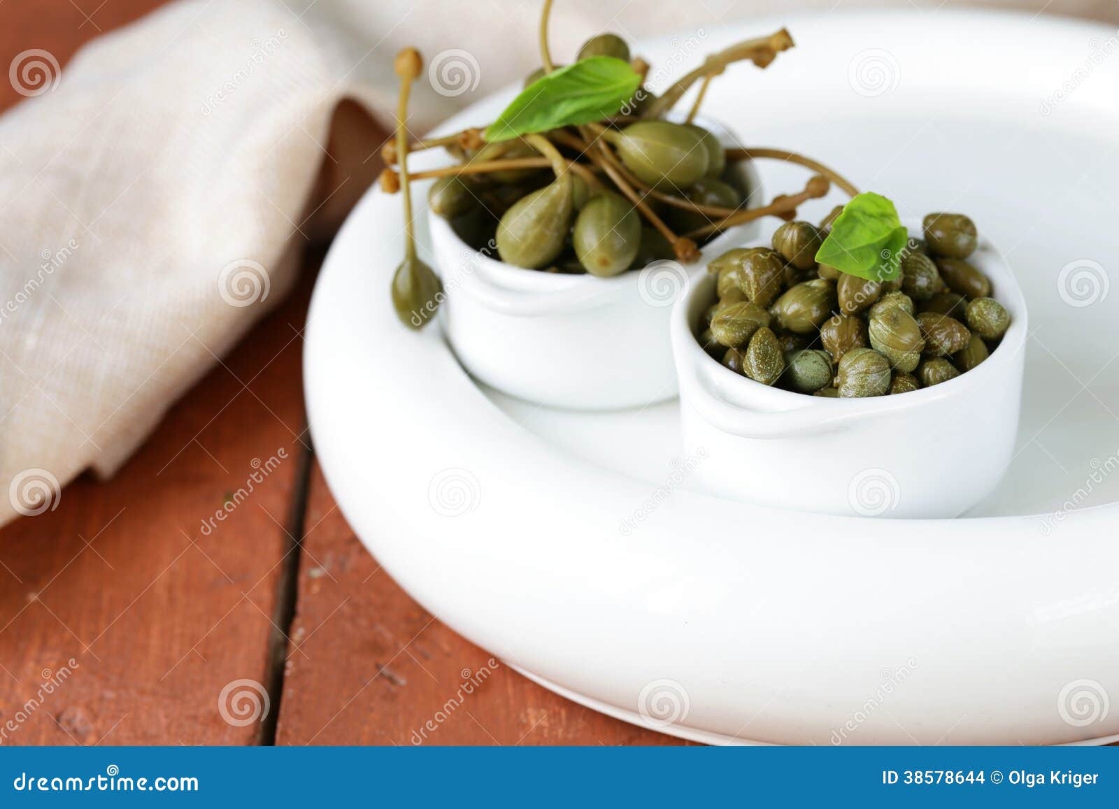 Twee Soorten Ingelegde Kappertjes in Witte Kom Stock Foto - Image of ...