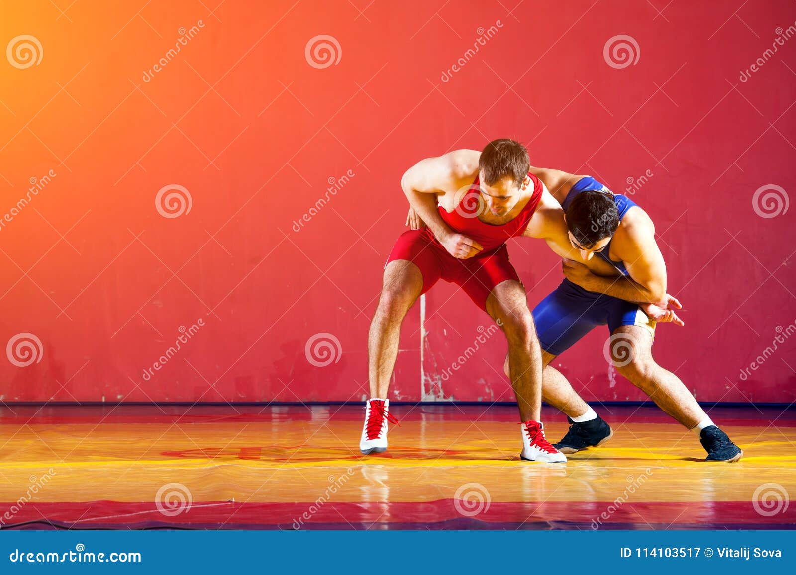 Twee sterke worstelaars stock afbeelding. Image of sport - 114103517