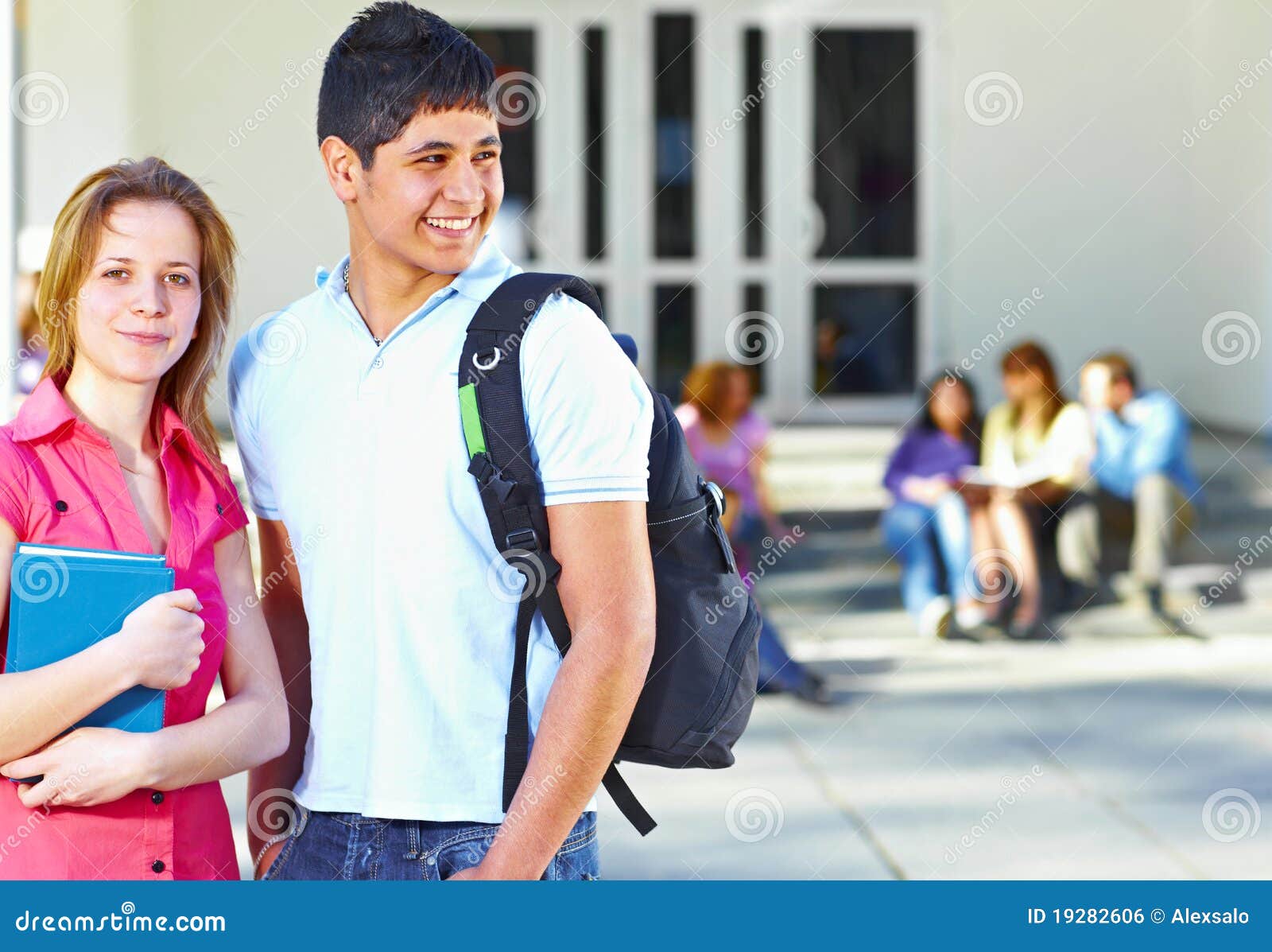 Twee studenten voor groep stock foto. Image of academisch - 19282606