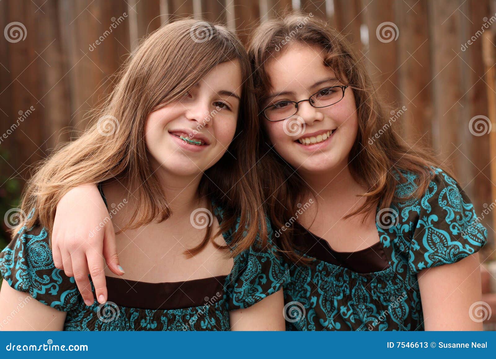 Twee tieners (12 en 13) stock afbeelding. Image of glazen - 7546613