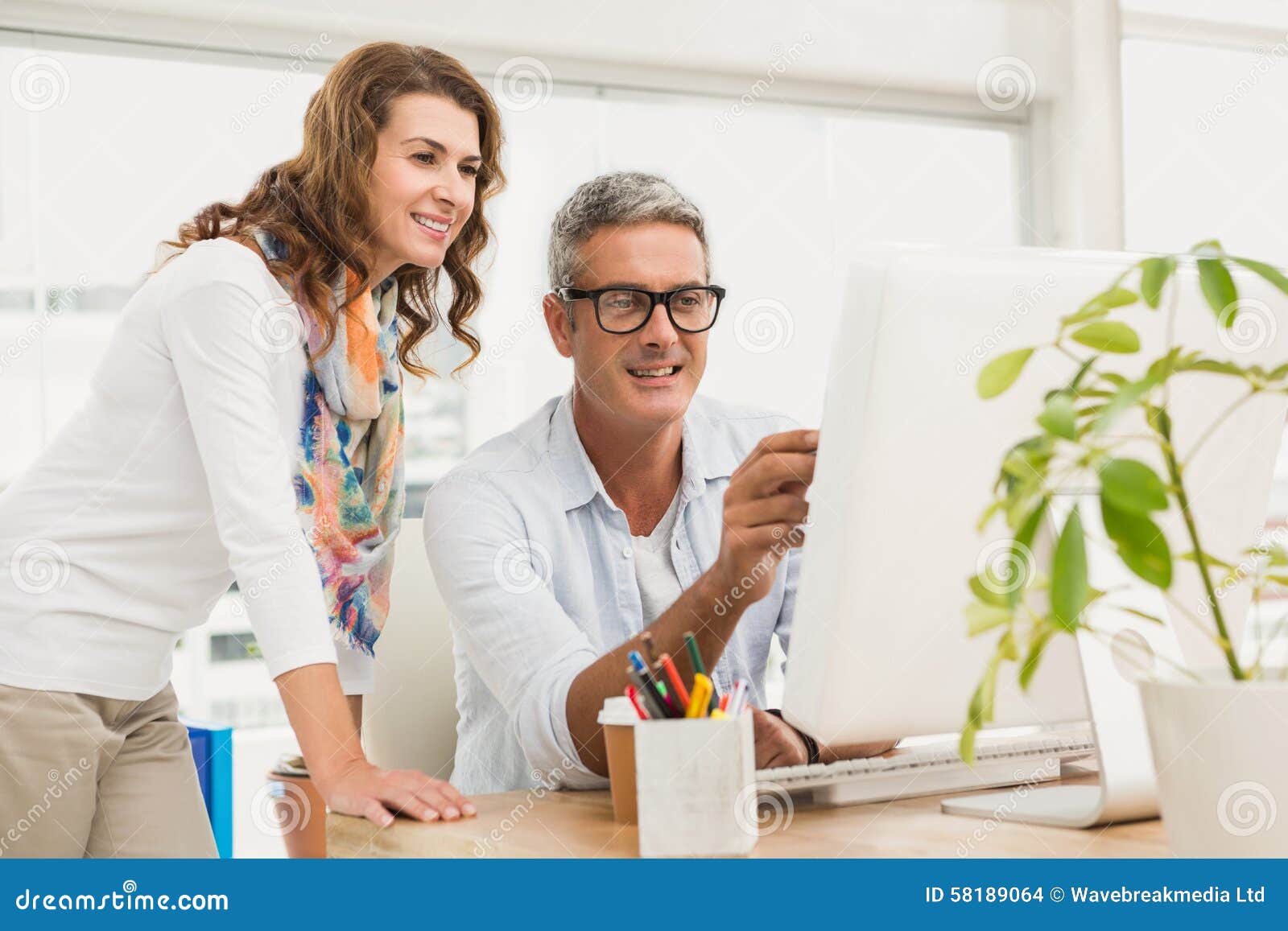 Twee Toevallige Ontwerpers Die Met Computer Werken Stock Foto - Image ...