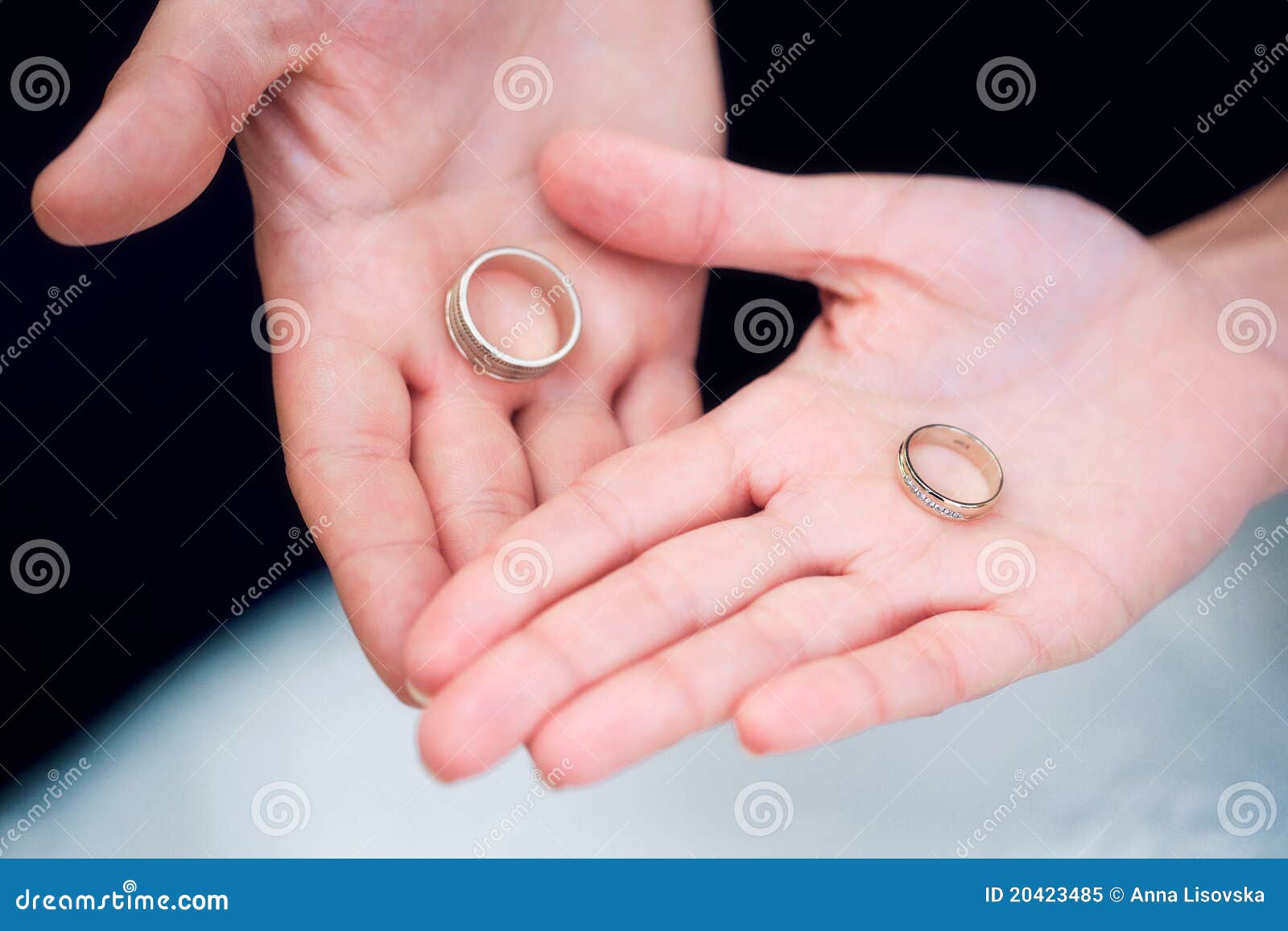 Twee trouwringen stock afbeelding. Image of diamanten - 20423485