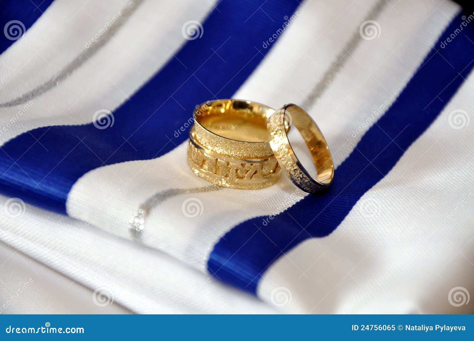 Twee trouwringen stock afbeelding. Image of helder, bruid - 24756065