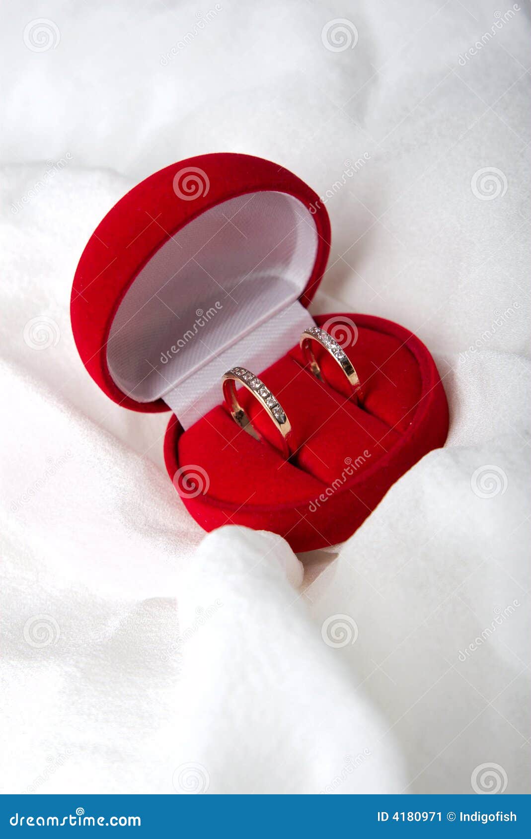 Twee trouwringen stock afbeelding. Image of huwelijk, stof - 4180971
