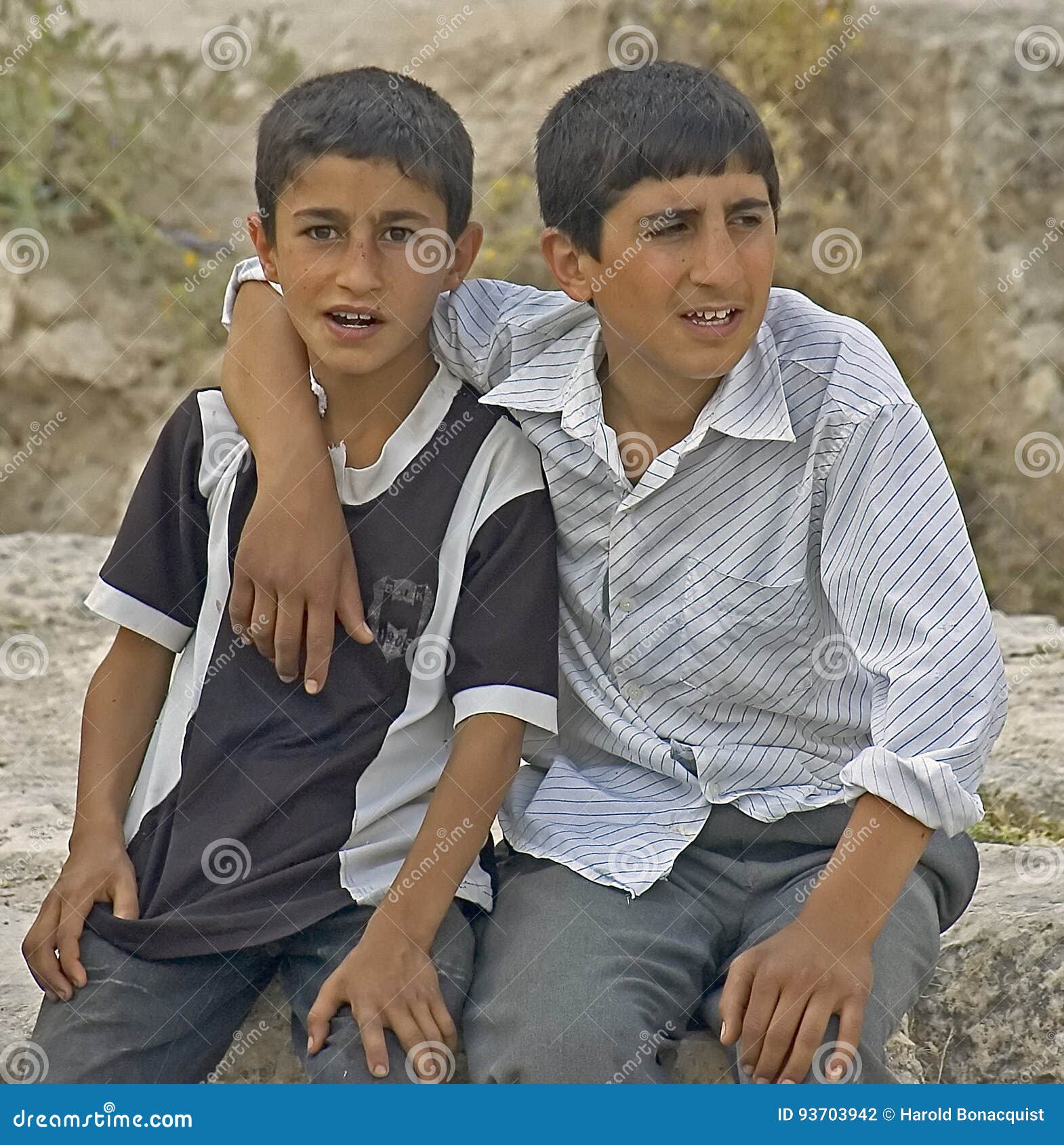 Twee Turkse Kinderen redactionele fotografie. Image of armoede - 93703942