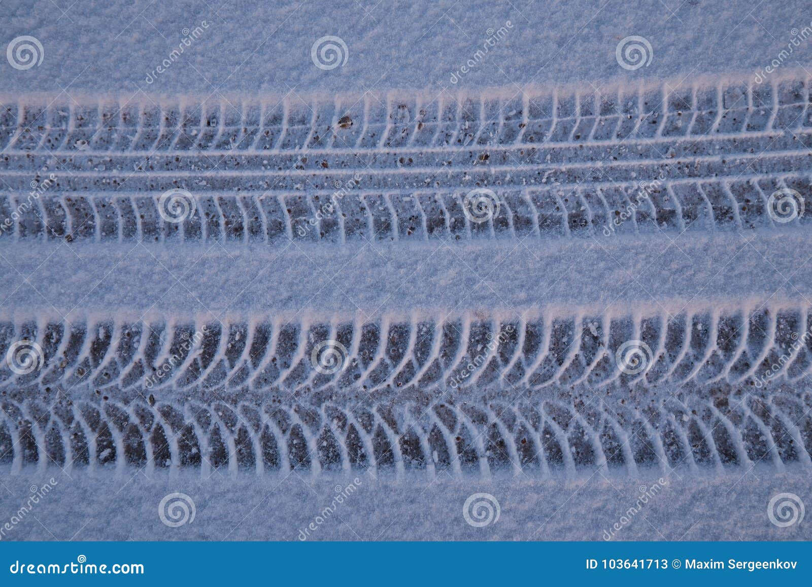 Twee Verschillende Types Van De Sporen Van Autobanden Stock Afbeelding ...