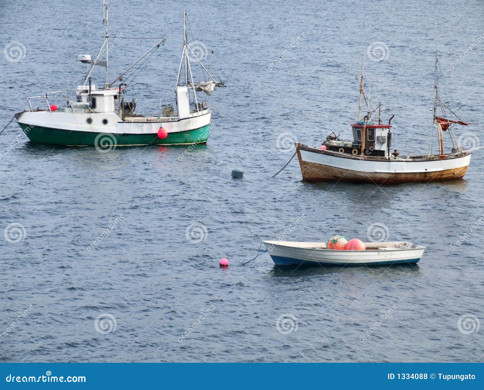 Twee Visserijschepen En Een Boot Op Anker Stock Foto - Image of bergen ...