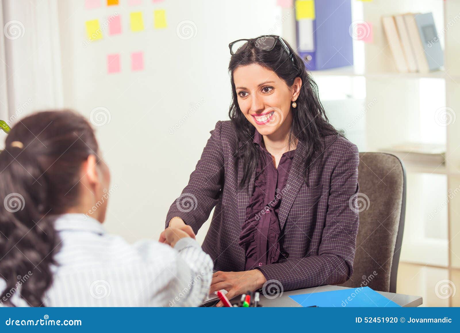 Twee Vrouwen Babbelen Aan Elkaar in Het Bureau Stock Foto - Image of ...