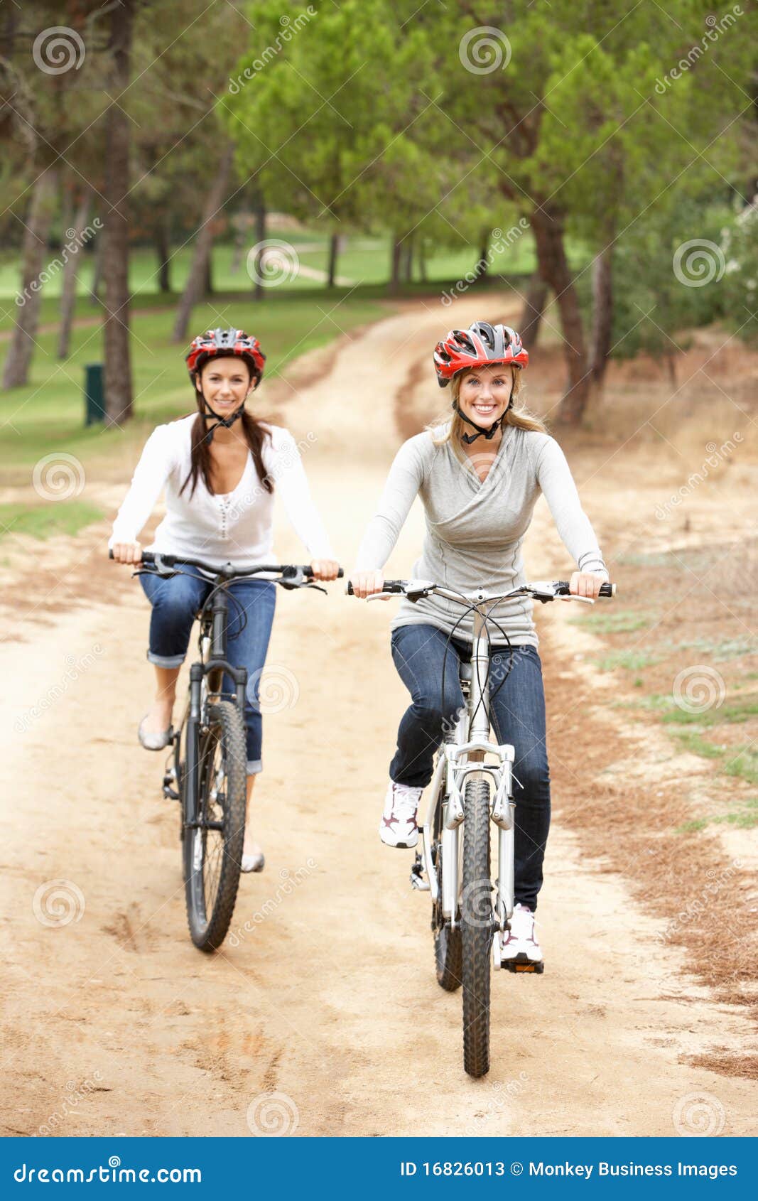 Twee Vrouwen Die Fiets in Park Berijden Stock Afbeelding - Image of ...