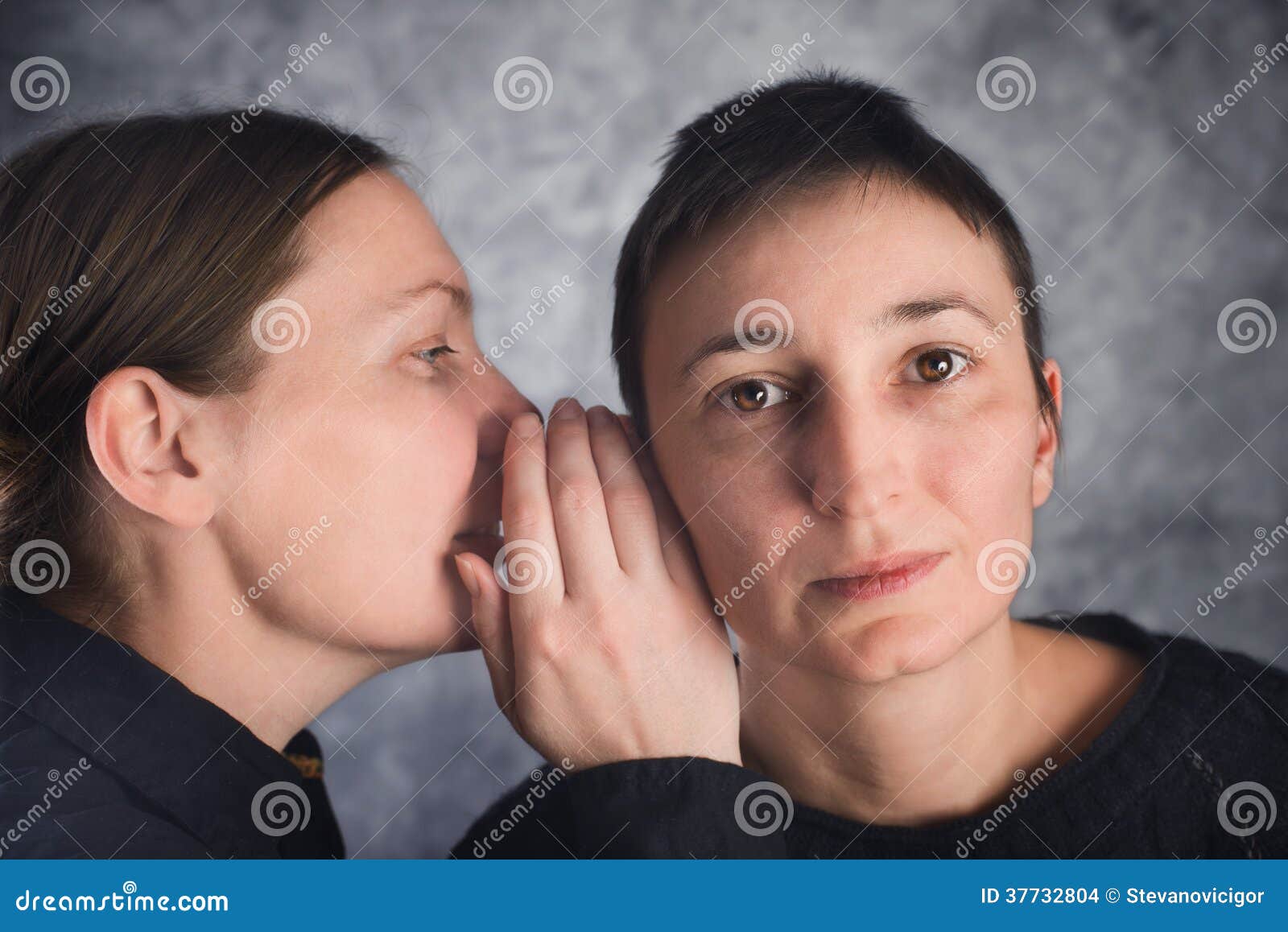 Twee vrouwen het roddelen stock foto. Image of snuffelen - 37732804