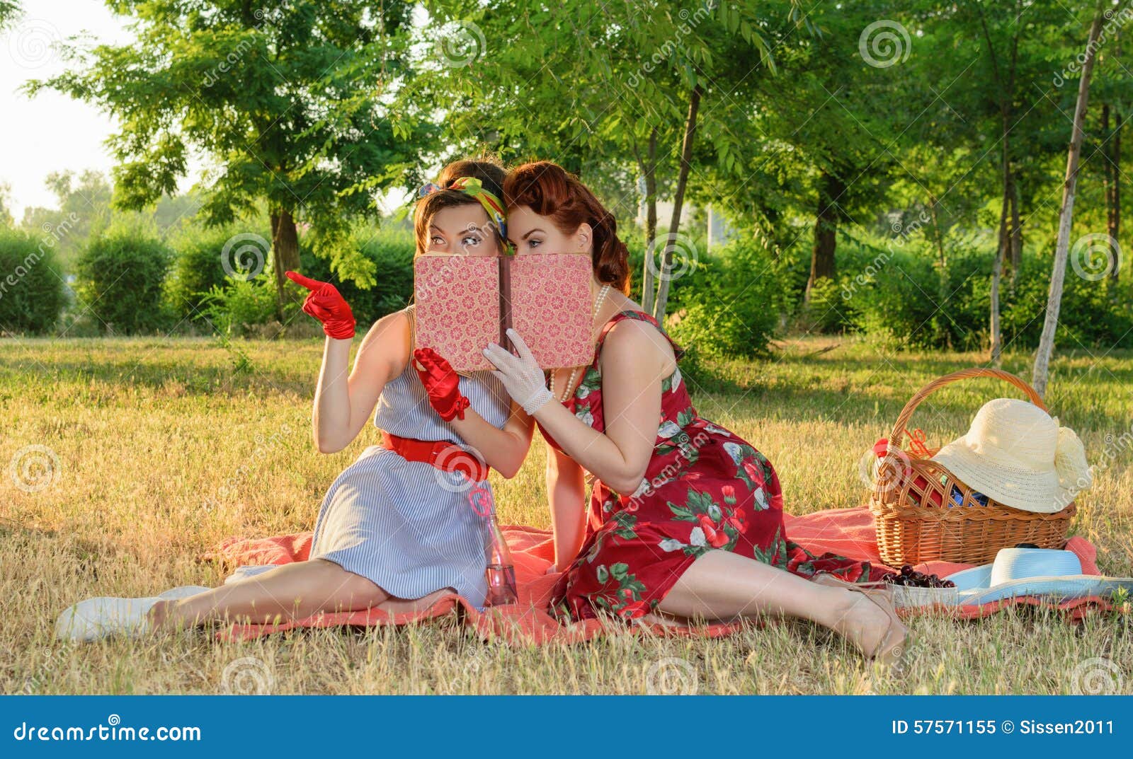 Twee vrouwen het spioneren stock afbeelding. Image of schoonheid - 57571155