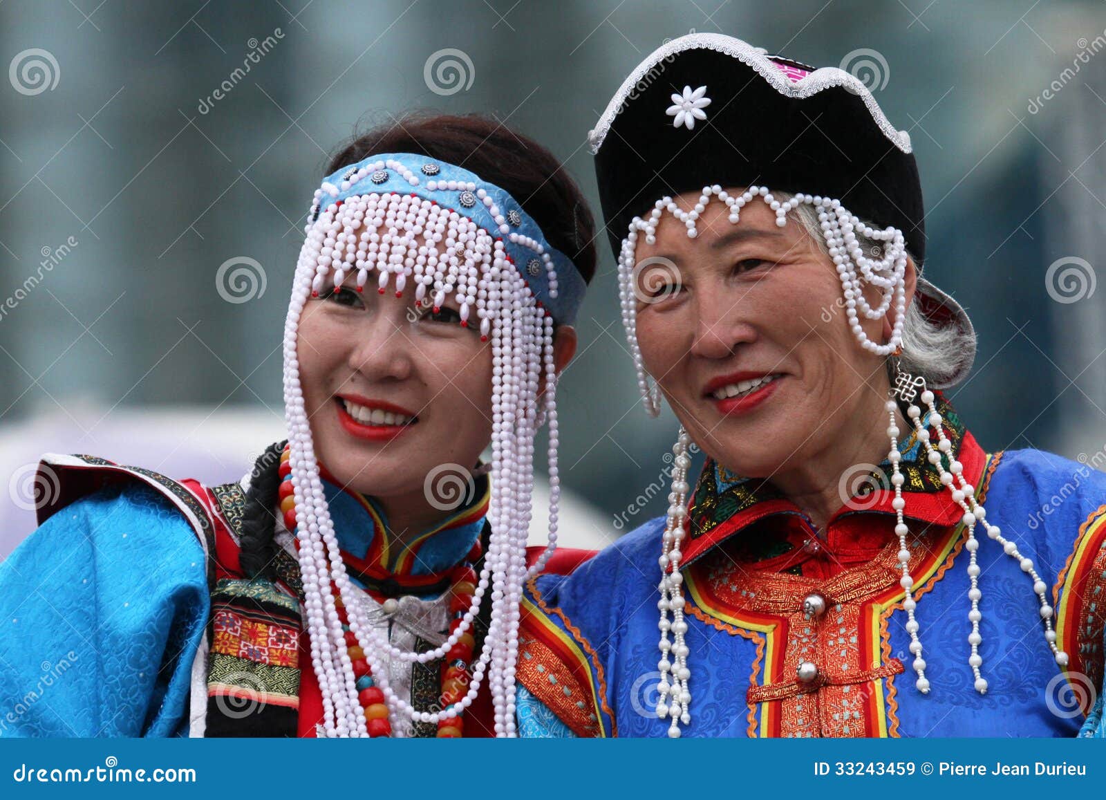 Twee Vrouwen in Traditionele Mongoolse Kleren Redactionele Stock ...