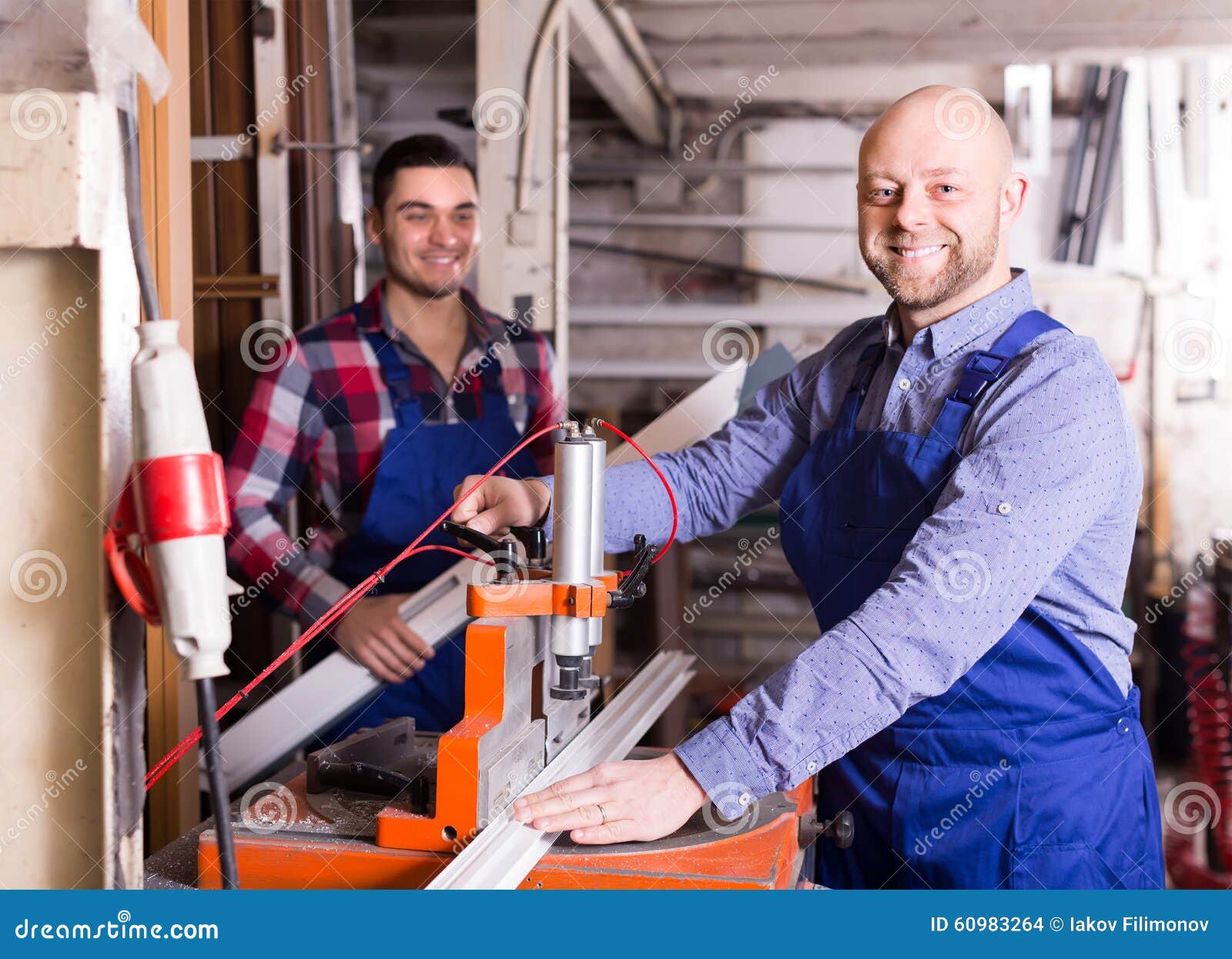 Twee Werklieden in Pvc Winkelen Stock Foto - Image of blauw, profiel ...