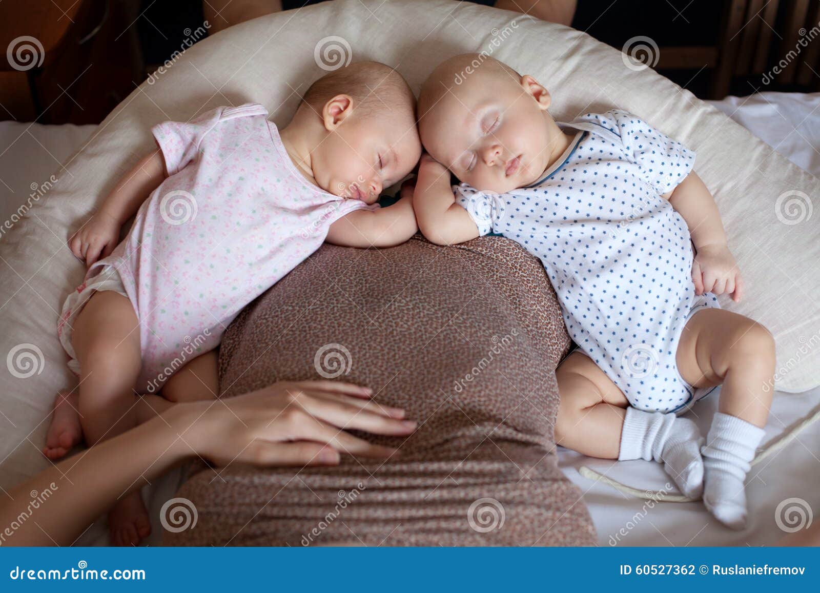 Twee Zuigelingskind Die Naast Moeder Rusten Stock Foto - Image of baby ...