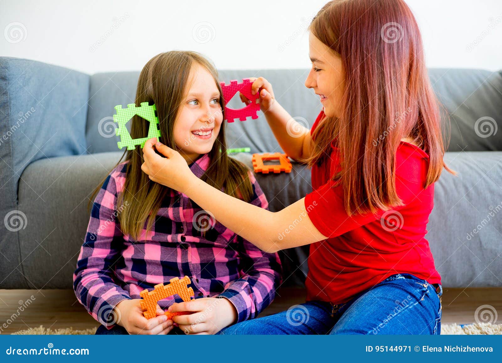 Twee Zusters Die Samen Spelen Stock Afbeelding - Image of kleurrijk ...