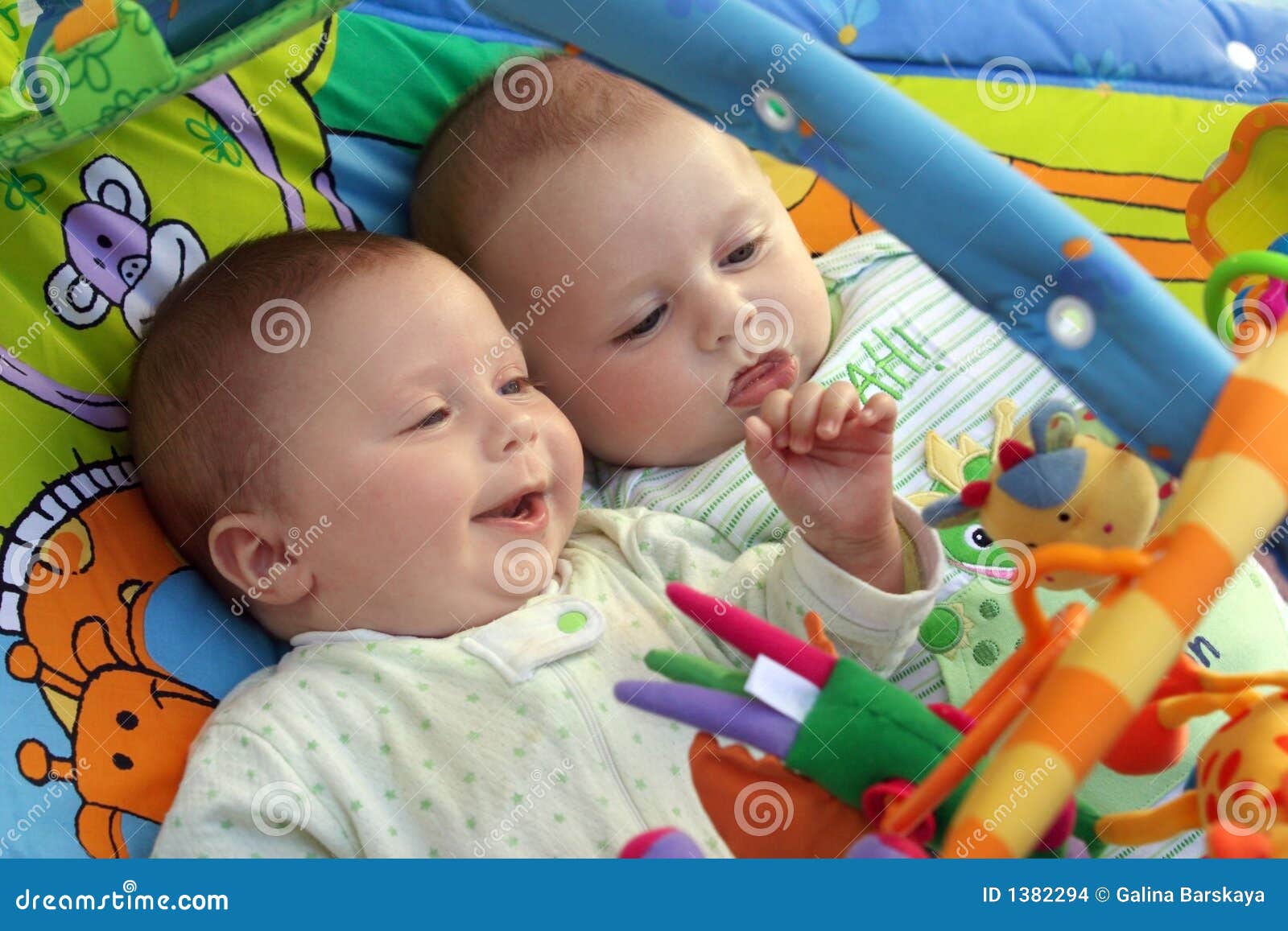 Tweeling babyjongens stock foto. Image of zuigelingen - 1382294