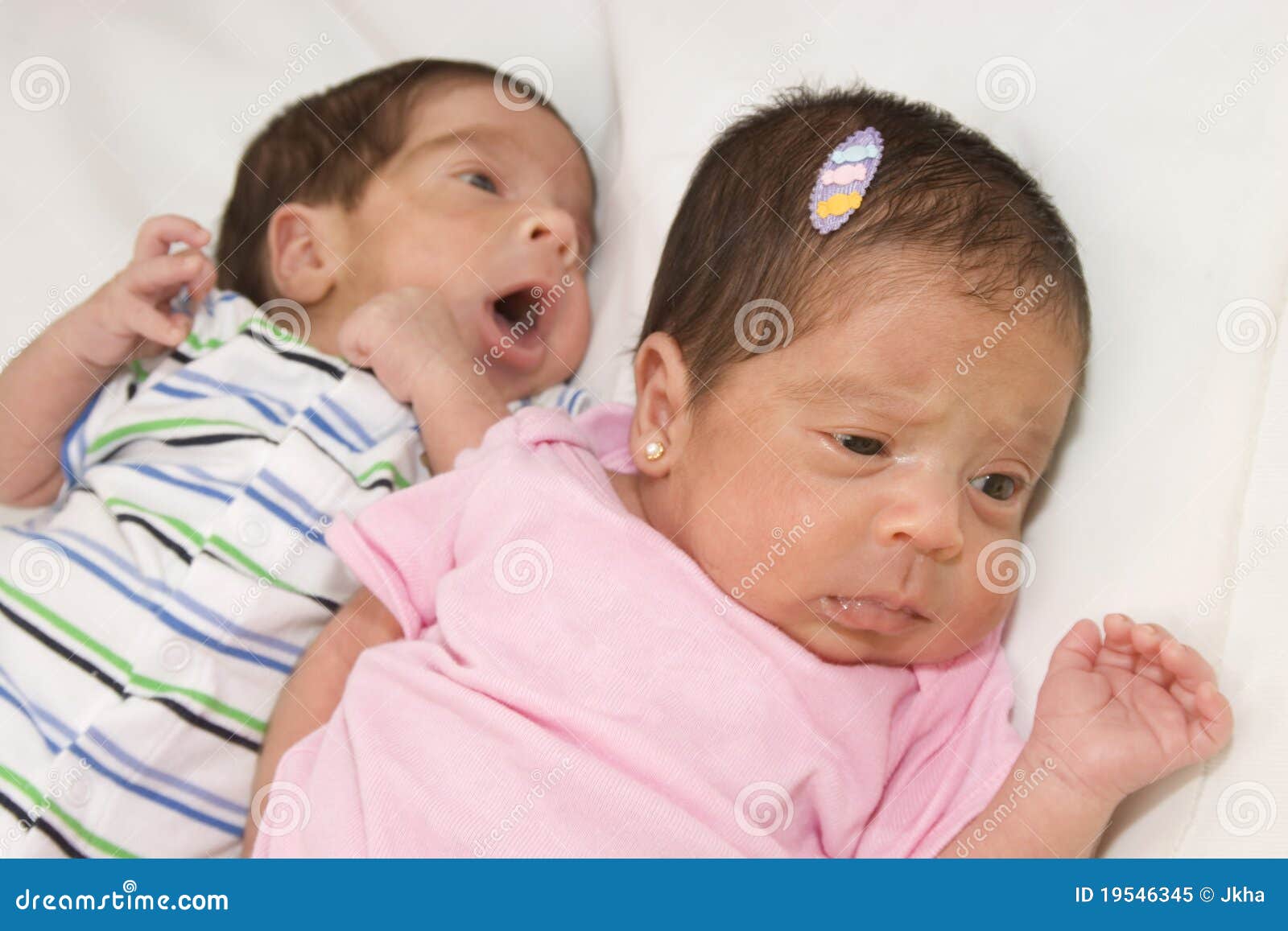Tweeling babys stock afbeelding. Image of spaans, identiek - 19546345