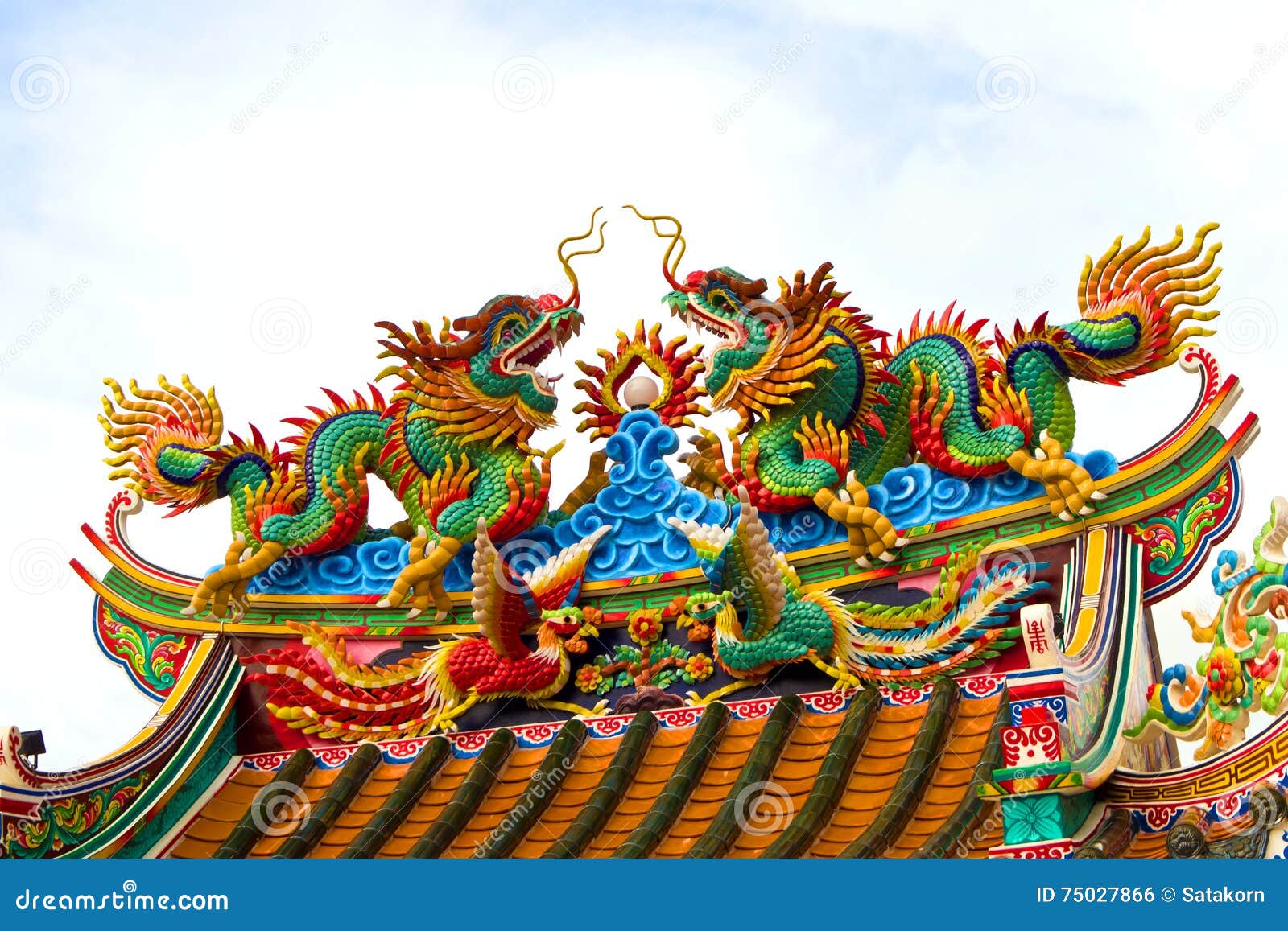 Tweeling Chinese Draak Op Het Dak Stock Foto - Image of tweeling ...