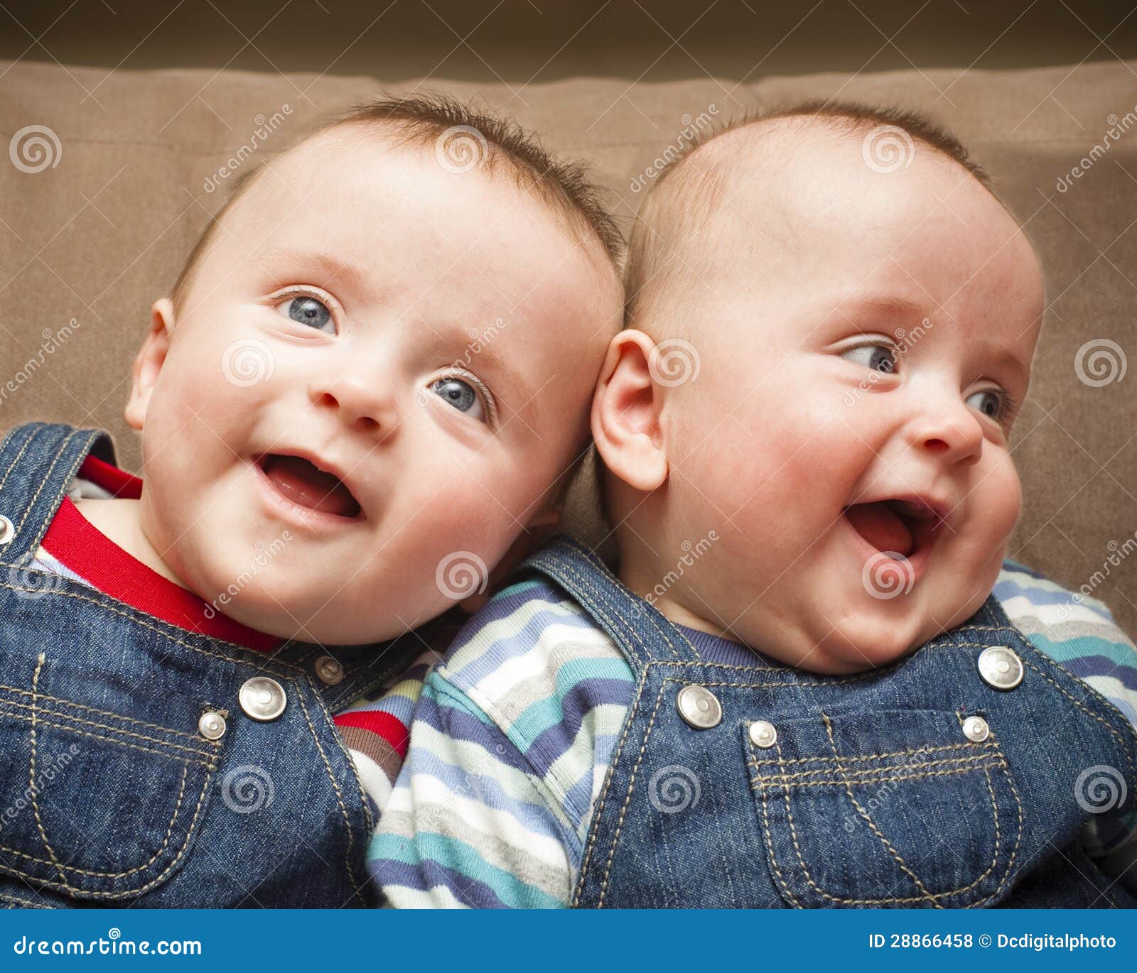 Tweeling Jongens in Overall Het Glimlachen Stock Foto - Image of lachen ...