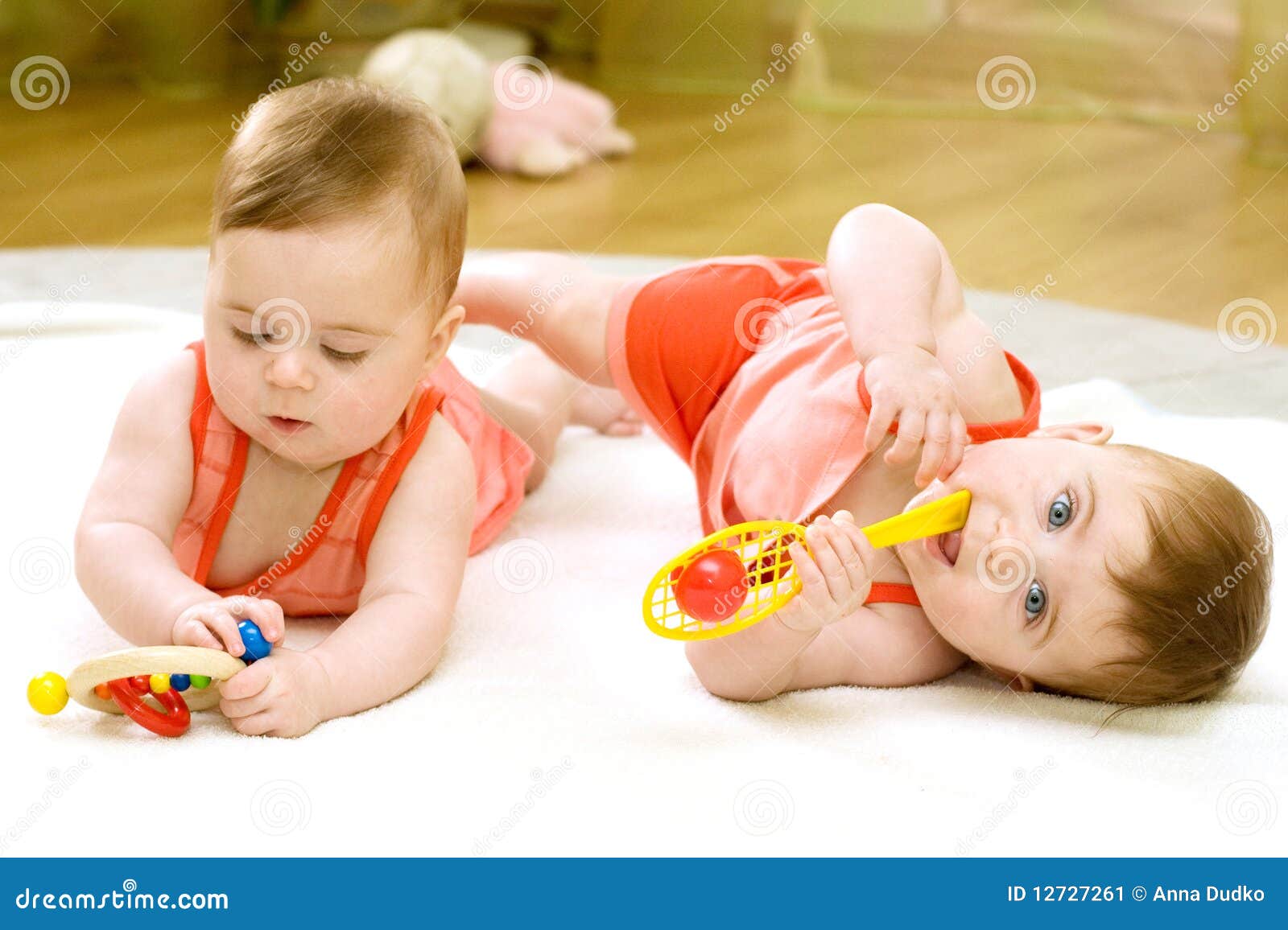 Tweeling meisjes stock afbeelding. Image of twee, tweelingen - 12727261