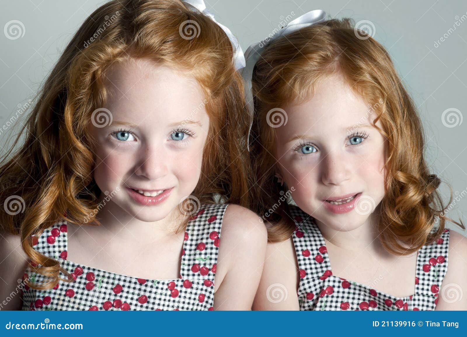 Tweeling Meisjes stock foto. Image of eeuwig, engel, grappig - 21139916