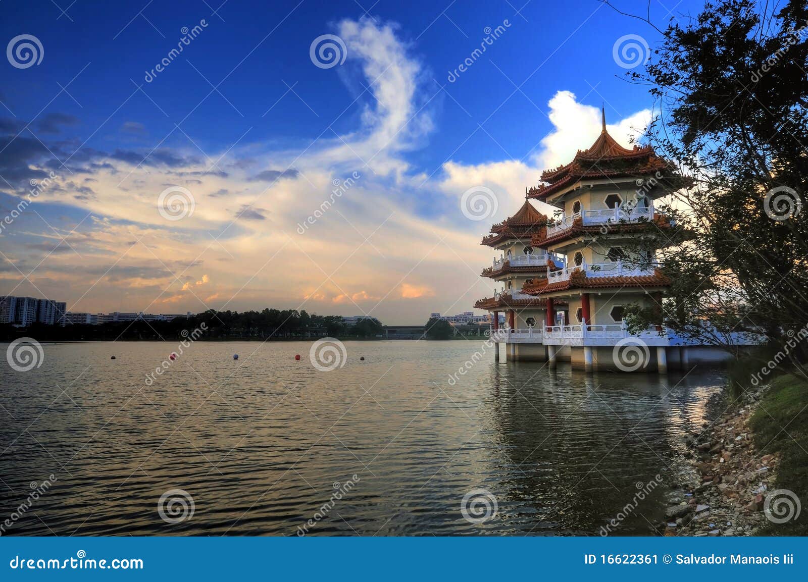 Tweeling Pagode Door Het Meer Stock Afbeelding - Image of wolken ...