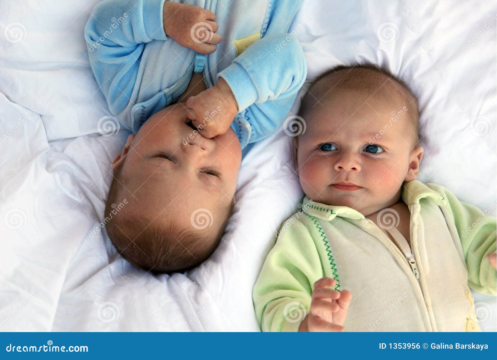 Tweelingen stock foto. Image of pasgeboren, mensen, vruchtbaarheid ...