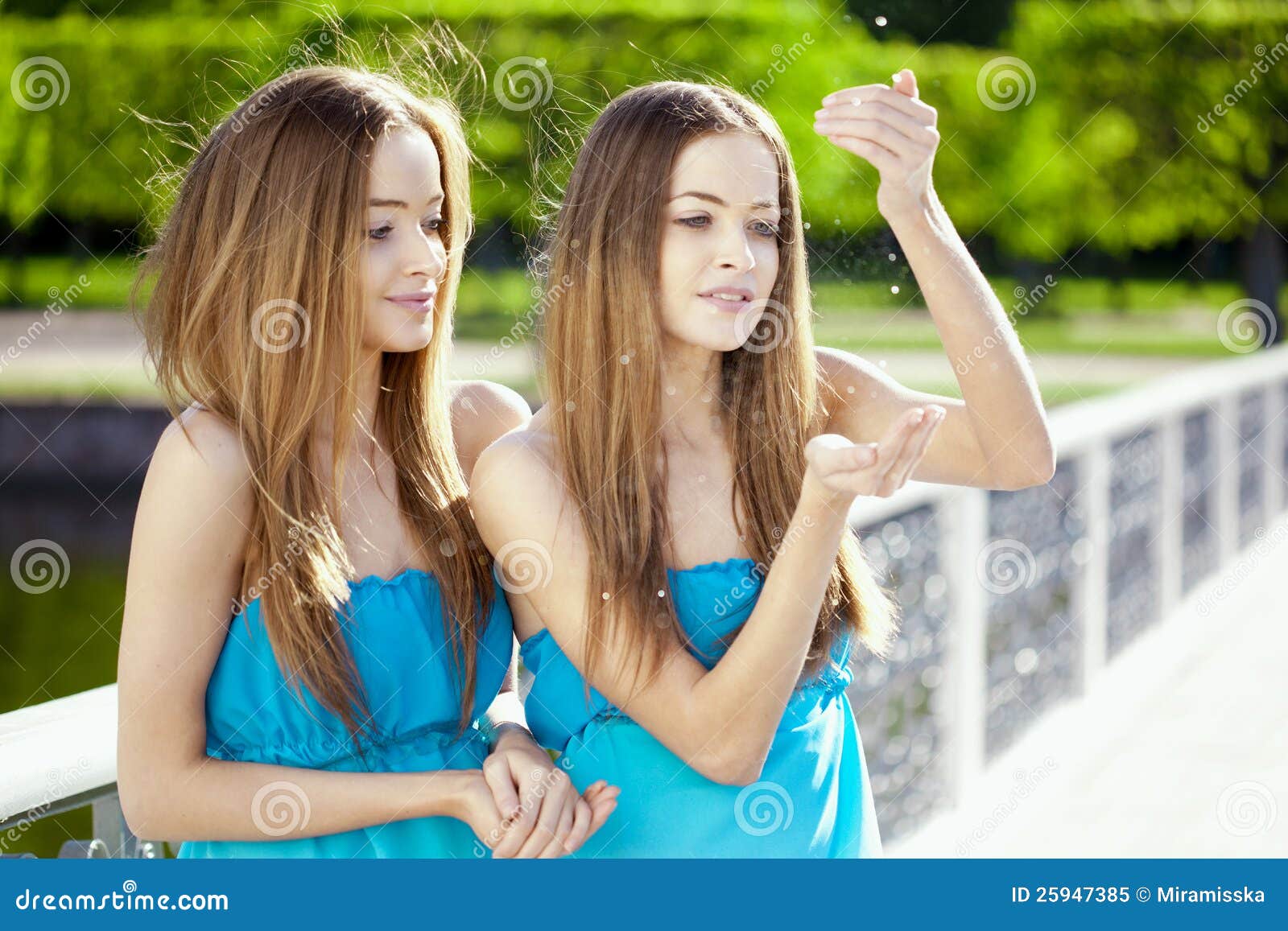 Tweelingen stock afbeelding. Image of meisje, kaukasisch - 25947385