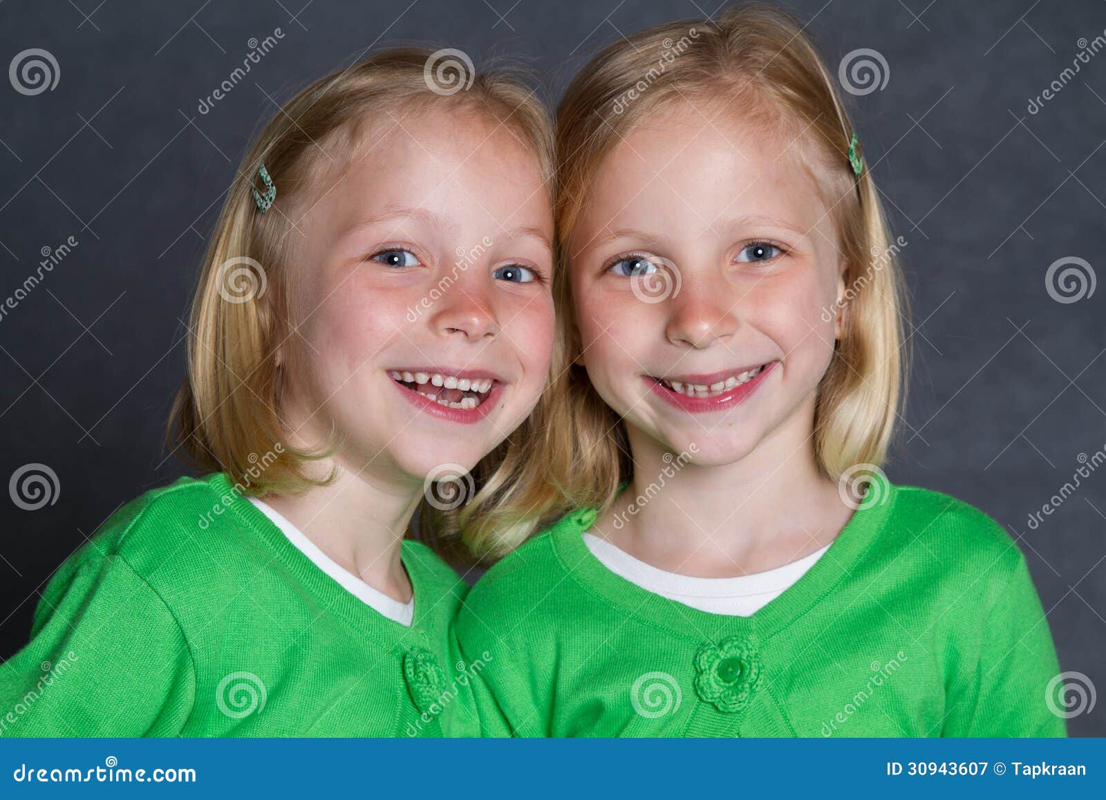 Tweelingen stock afbeelding. Image of lach, stel, geknuffel - 30943607