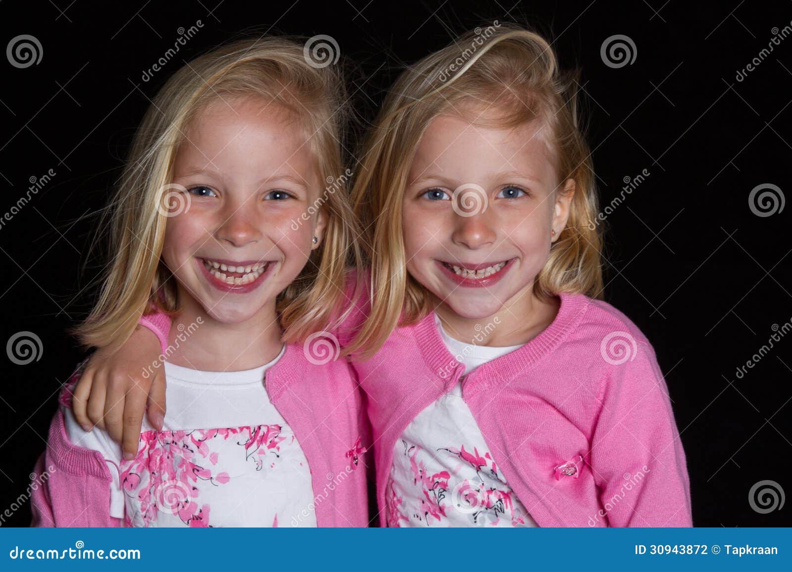 Tweelingen stock foto. Image of portret, wind, dochter - 30943872