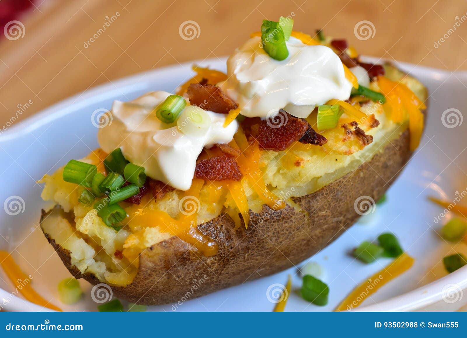 Tweemaal Aardappelen in De Schil Stock Foto - Image of schil, cheddar ...