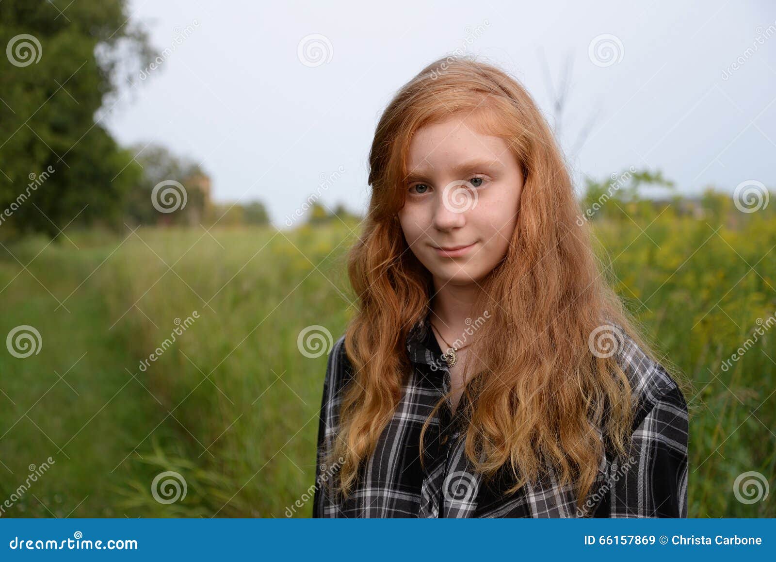 Tween Lang Haar Rood Hoofd Met Groen Landschap Stock Afbeelding - Image ...