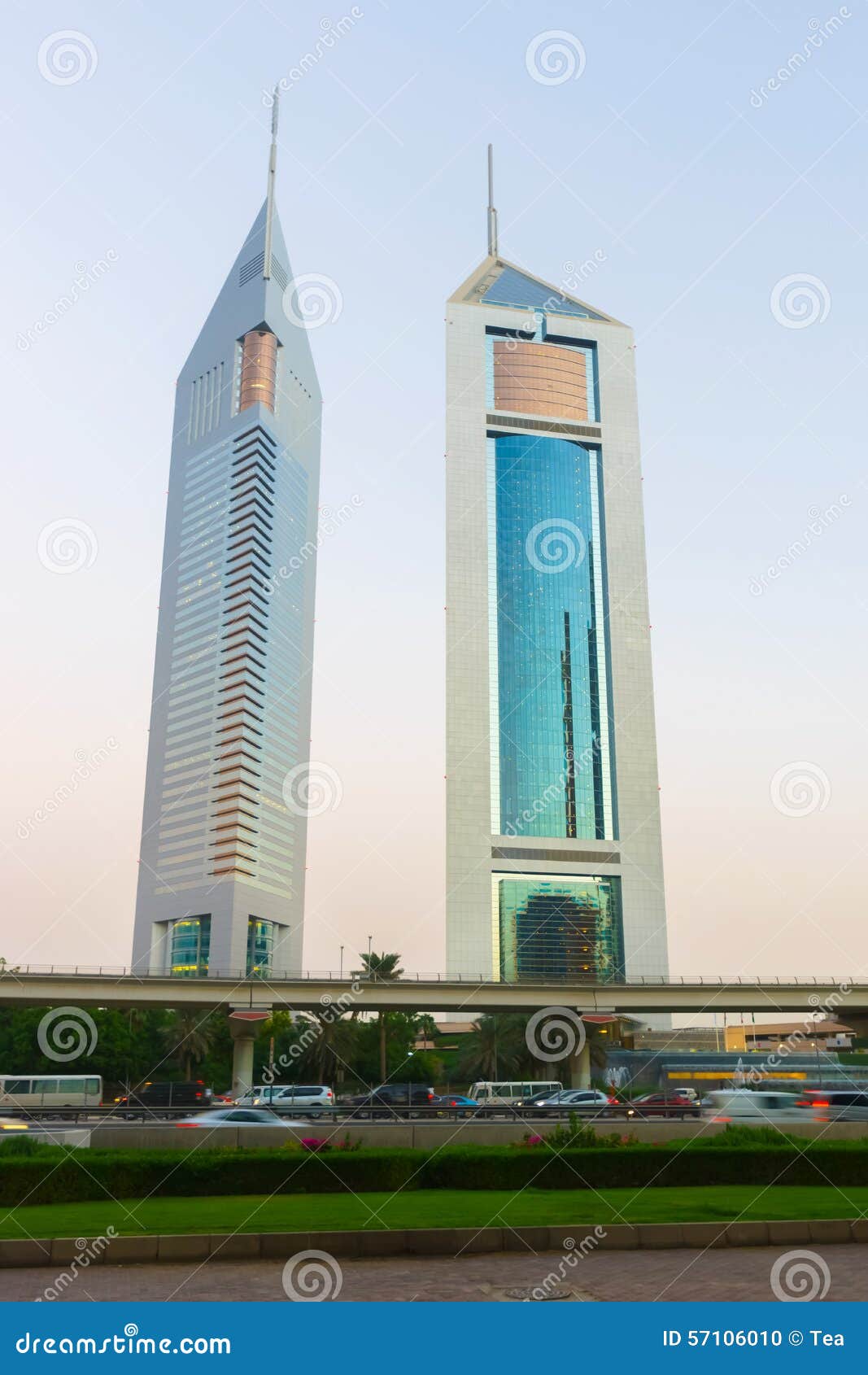 Twin Tower in Dubai redaktionelles bild. Bild von stadt - 57106010