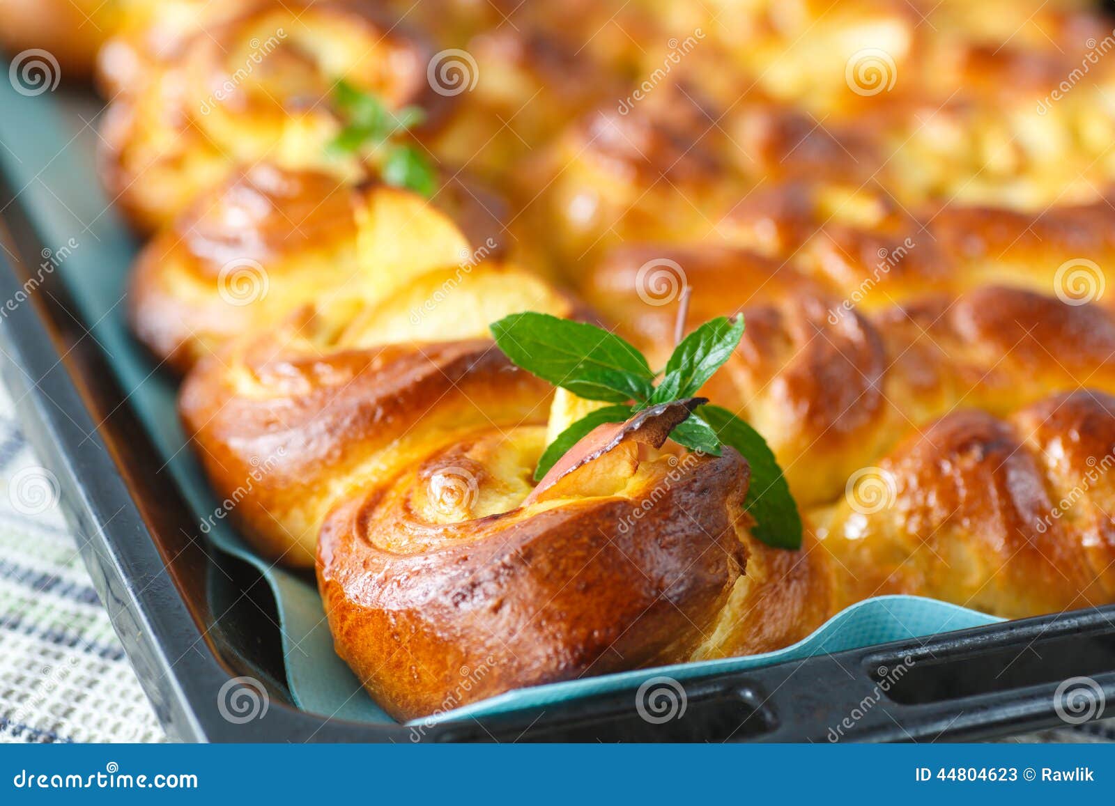 Twisted Sweet Buns with Apple Stock Image - Image of buns, cooked: 44804623